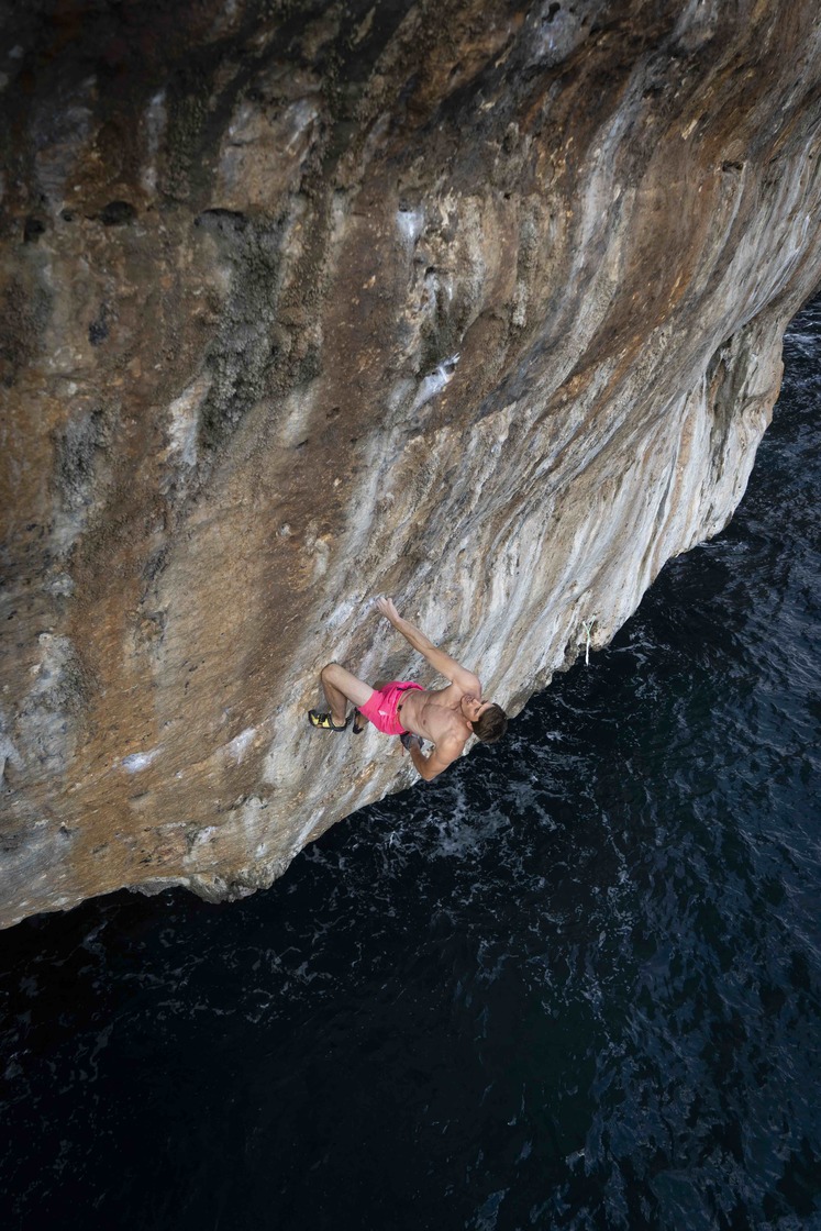 Deep Water Solo (DWS) climbing in Mallorca